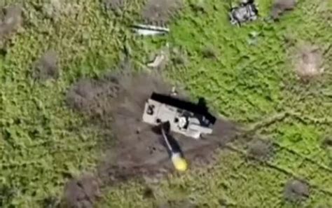 Drone ucraniano lança explosivo para destruir veículo russo vídeo