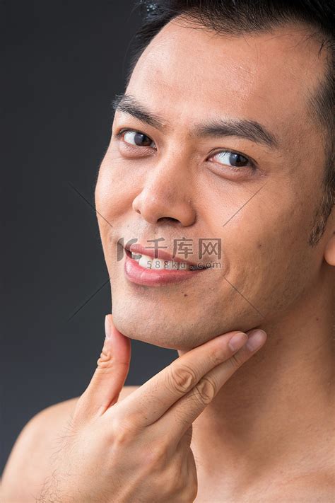 用手指触摸下巴的中年男人高清摄影大图 千库网
