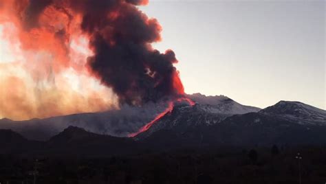 Eruzione Dell Etna Le Colate Di Lava Nella Valle Del Bove La Sicilia