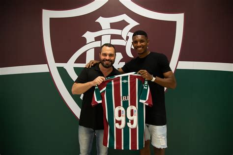 Fluminense anuncia oficialmente a contratação do atacante Lelê Uma