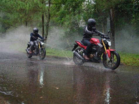 Musim Hujan Tiba Ini Kiat Cegah Aquaplaning Saat Berkendara