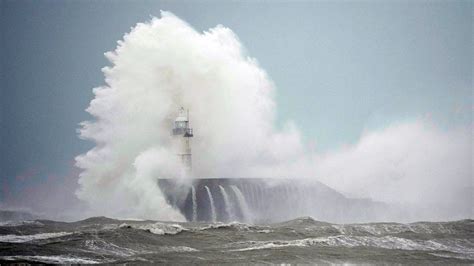 Erste Bilder Orkan Zeynep wütet in UK Videos from The Weather Channel
