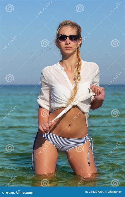 Mujer En Bikini En La Playa Foto De Archivo Imagen De Fondo Pecho