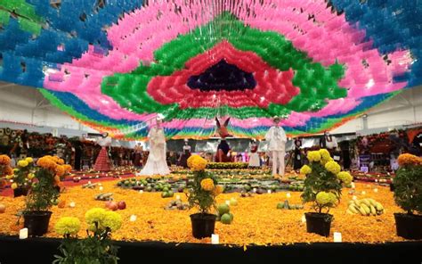 Altar más grande del mundo en Xalapa visita esta monumental ofrenda de