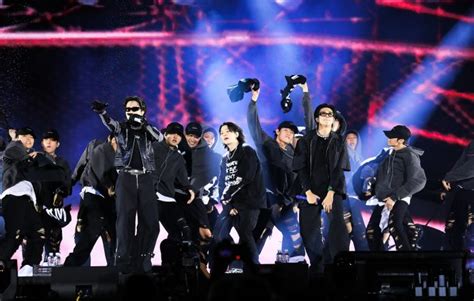 Watch Bts S Debut Performance Of Run Bts At Yet To Come Concert