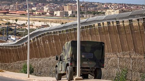 Μελίγια Μετανάστης πέρασε τον φράχτη με παραπέντε αλεξίπτωτο πλαγιάς
