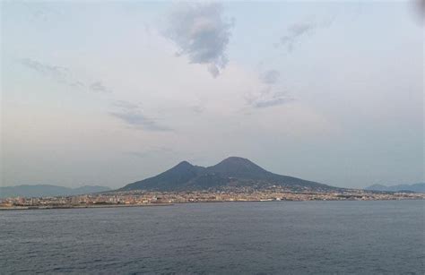 Campi Flegrei cosa sono e perché stanno preoccupando la Campania