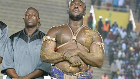 Lutte sénégalaise Modou Lô freine Ama Baldé et garde sa couronne de