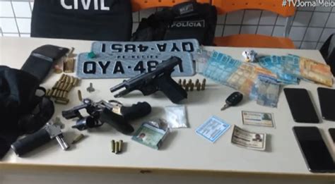 Policiais Fogem De Blitz Da Lei Seca E S O Presos Carro Roubado E