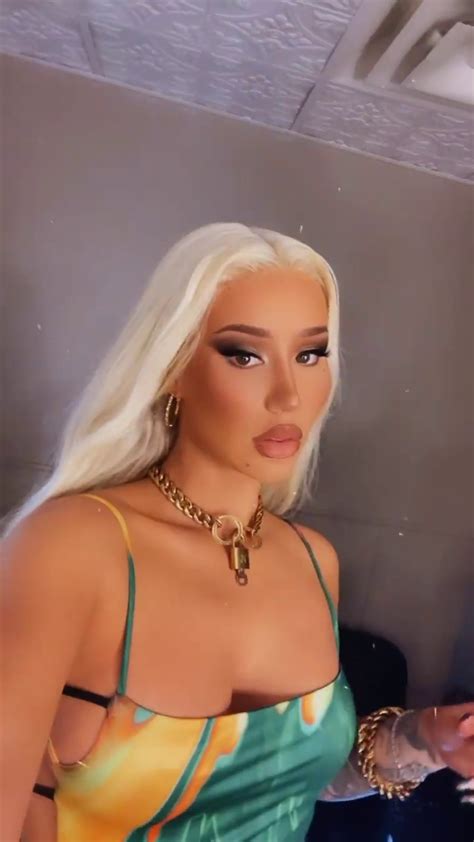 Iggy Azalea Shows Off Her Curves