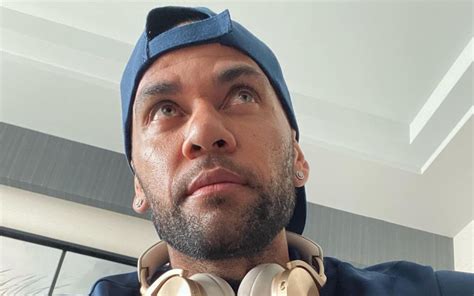 Jogador Daniel Alves é condenado a quatro anos de prisão por agressão