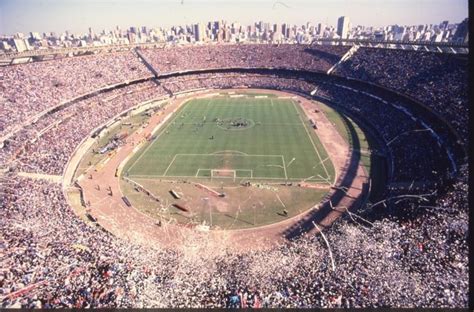 Las otras fiestas de la Selección de los años oscuros a un estadio