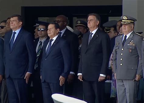 Ao vivo Bolsonaro participa de cerimônia das Forças Armadas