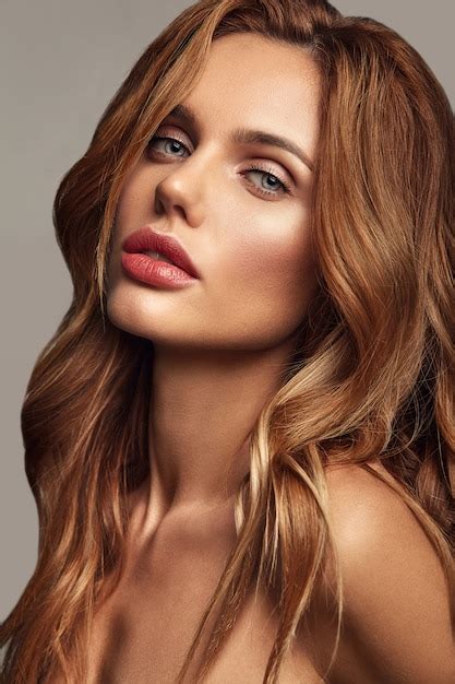 Retrato Da Moda Beleza Do Modelo Jovem Loira Maquiagem Natural E