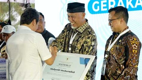 Komit Dalam Pengelolaan Sampah Laut Gubernur Sumbar Terima Penghargaan