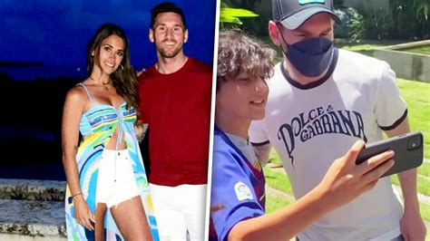 Leo Messi Posa Para La Foto Con Los Fans Que Lo Siguen Durante Sus