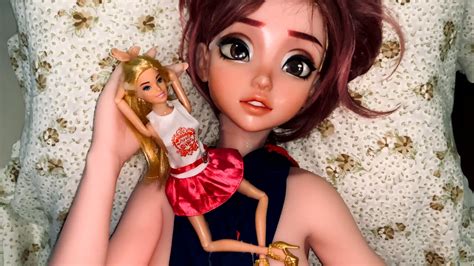 Dương vật nhỏ xuất tinh trên búp bê tình yêu và búp bê barbie của cô ấy