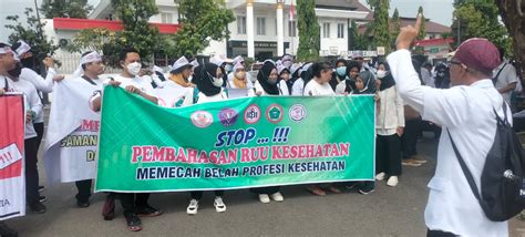 Tolak RUU Kesehatan Nakes Dari 5 Organisasi Profesi Demo Di DPRD