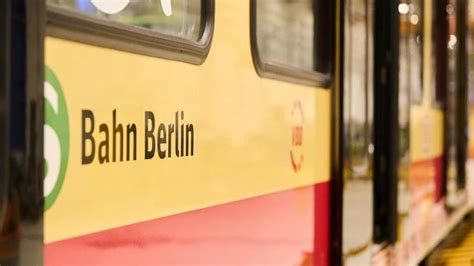 Berlin S Bahn Surfer Wird An Der Julius Leber Br Cke Von Zug Berrollt