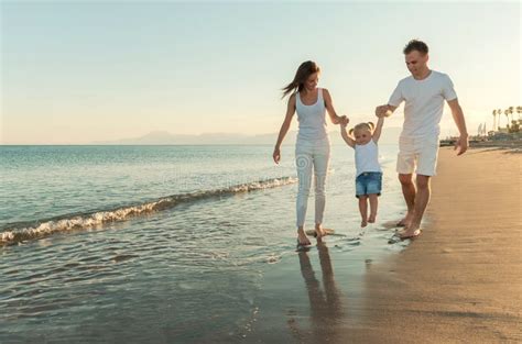Familien Spaß Auf Dem Strand Stockfoto Bild von relax entspannt