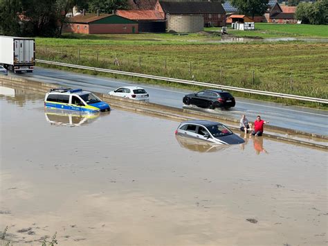 Berschwemmung Der A Starkregen Setzt Autobahn Unter Wasser