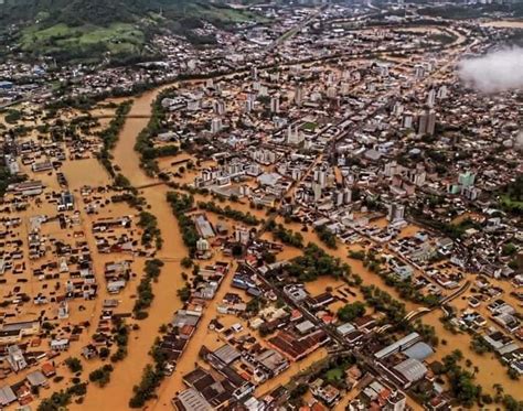 VÍDEO Câmera de segurança mostra time lapse de rua alagada por