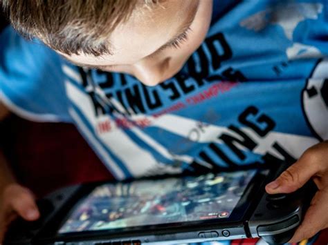 Addiction aux jeux vidéos accros de plus en plus jeunes Sciences et