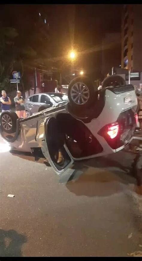 V Deo Carro Capota Ap S Colis O E Deixa Uma Mulher Presa S Ferragens
