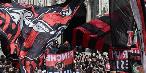 Milan La Curva Sud Omaggia Berlusconi Fuori I Cancelli Di San Siro