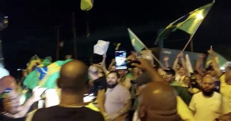 Milhares de pessoas ocupam as frentes dos quartéis pedindo intervenção