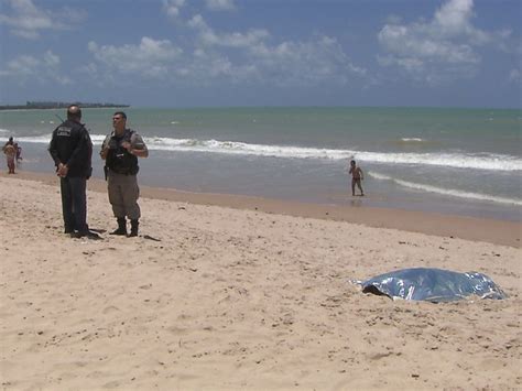 G1 Corpo de homem é achado boiando no mar do Bessa em João Pessoa