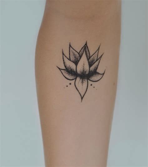 Tatuagem flor de lótus feminina Significado e 25 fotos para inspirar