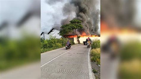 BREAKING NEWS Gudang Rotan Di Plered Cirebon Terbakar Asap Hitam