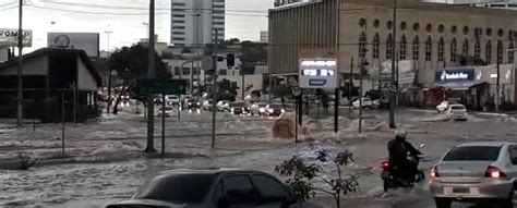 Chuva forte causa alagamentos e estragos em Uberlândia