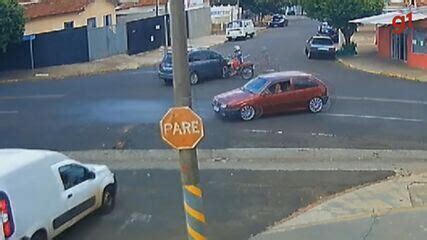 VÍDEO motociclista tem fraturas após bater em carro em cruzamento de