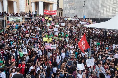 Como foram as manifestações em defesa da educação e contra Especiais
