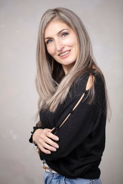 Hermosa Mujer De Mediana Edad De Tipo Europeo Posando Y Mirando A La