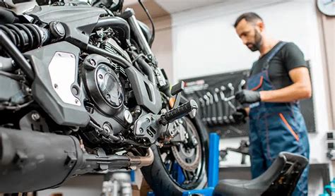 Funciones de un mecánico de motos descubre sus tareas