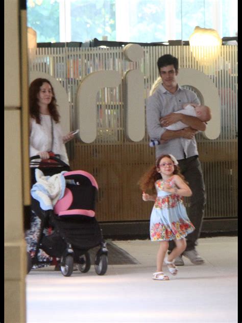 Foto Mateus Solano carregou o filho caçula Benjamin de 8 meses no