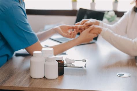 Une Femme Médecin Asiatique A Rendu Visite à Une Femme Patiente Pour