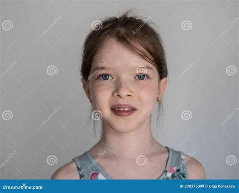 Portrait D Une Petite Fille Souriante Avec Des Cheveux Clairs Et Des