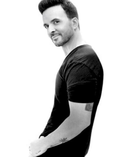 Luis Fonsi comemora 25 anos de carreira um disco cheio de histórias