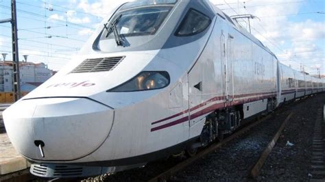 Renfe refuerza con 3 000 plazas los trenes de Castilla y León para el