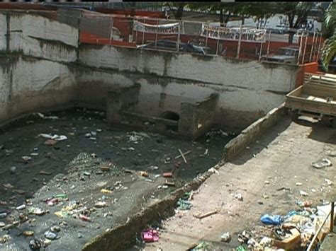 Parceiros da Rocinha mostram esgoto correndo a céu aberto RJ1 G1