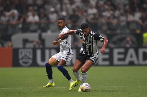 Atlético é multado por cantos homofóbicos da torcida no clássico