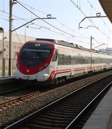Cachan a pareja teniendo relaciones íntimas en cabina de tren