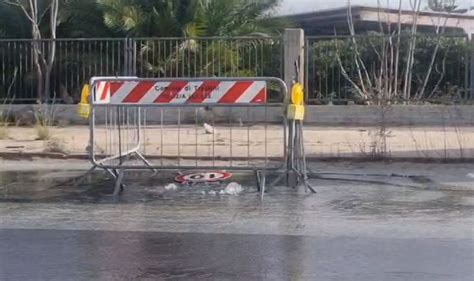 Trapani L Acqua Fuoriesce Dal Tombino E La Via Libica Si Allaga Il Video