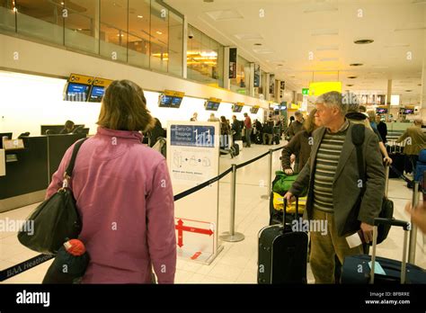 Menschen Schlange um im Gepäck am Gepäck Kontrolle Terminal 1