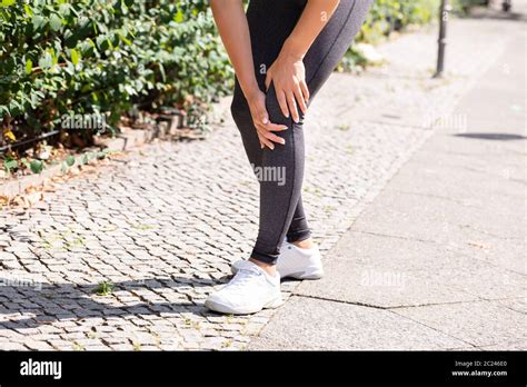 Close Up Of A Female Jogger Having Pain In Her Knee Stock Photo Alamy