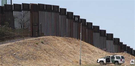 Texas construye su propio muro en la frontera con México Radio